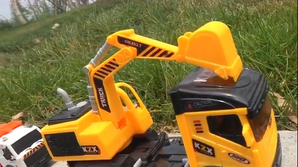 老铁们看看,挖掘机压路机汽车模型,真是完全不输真实的机器