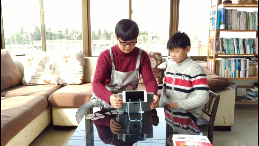 教你徒手用衣架给孩子做个手机和平板的两用支架#热门 #手工