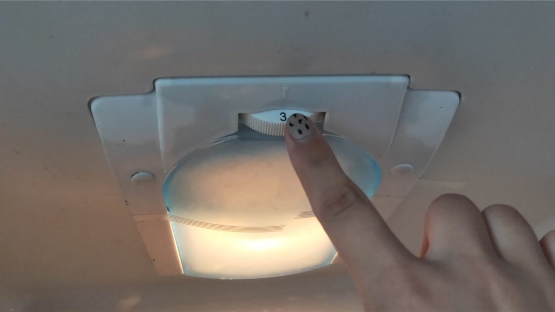 冰箱里还藏个小机关,只需动一下这个按钮,一年省下几百元电费