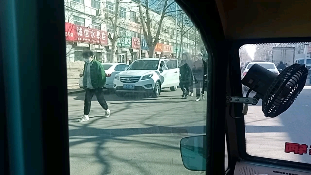 抓拍16年长安CS35 21年比亚迪宋MAX 16年现代悦动 21年东风Ax0和...
