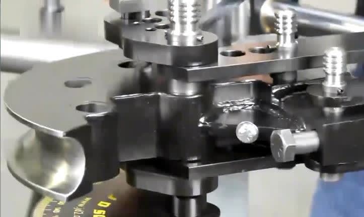 这台弯管机能弯任意形状钢管,估计没几台能做到吧?