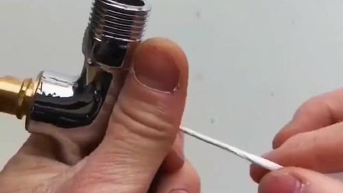 安装水龙头生料带的缠绕方法,被小哥体现的淋漓尽致