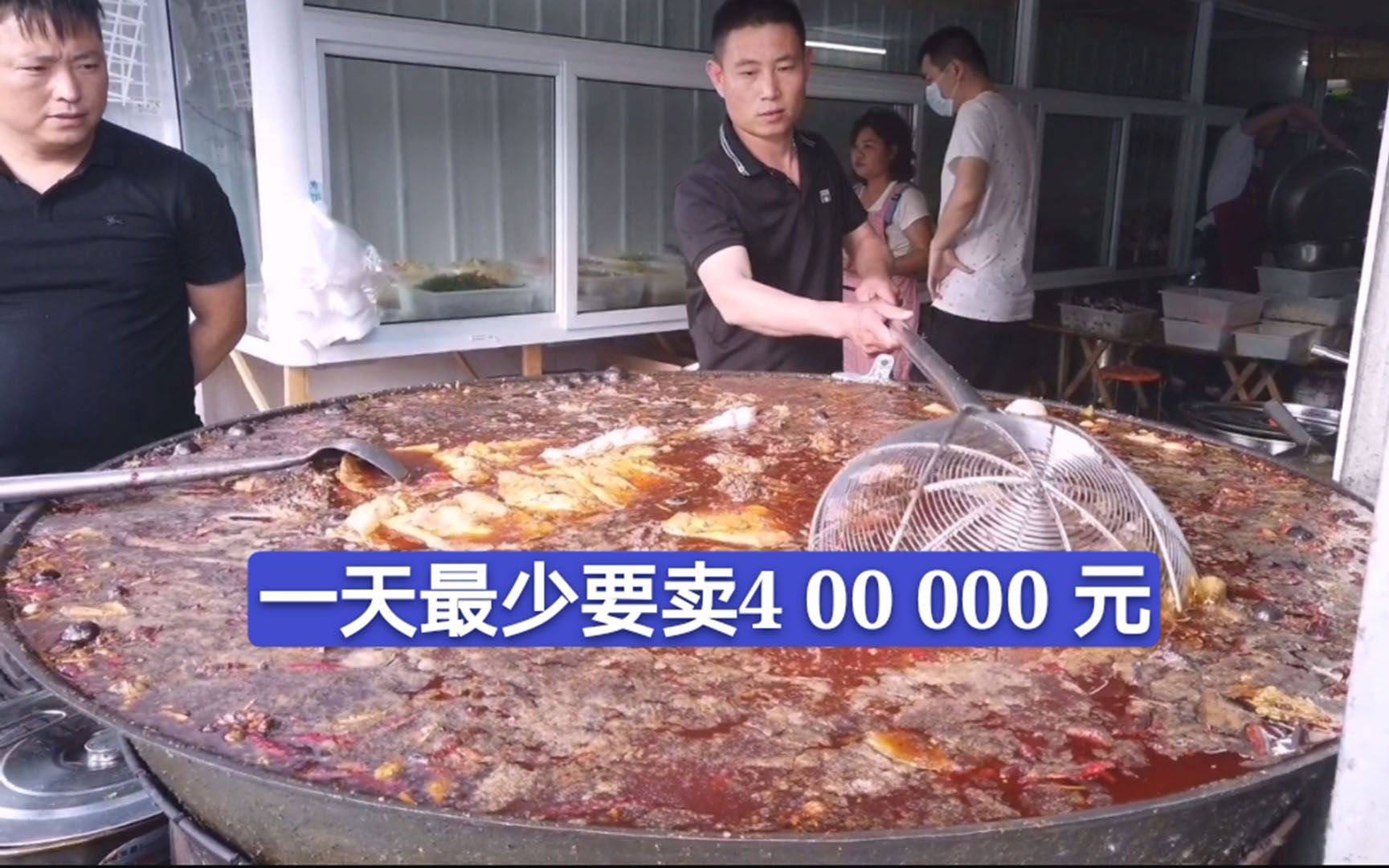 打过架,坐过牢,结婚后黑道小伙摆摊做大排档,一年就赚了200万