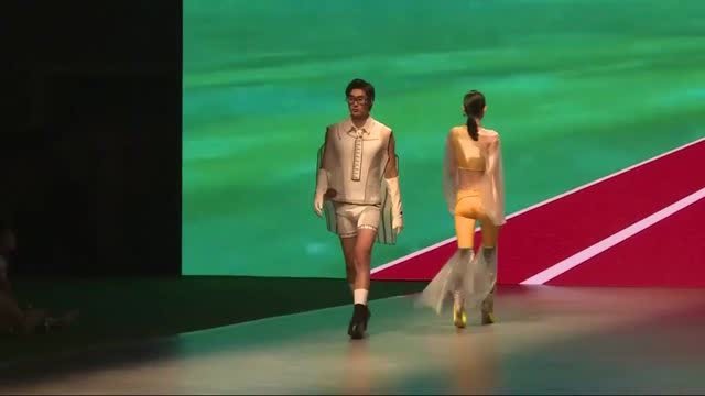 帅气男模走秀,一身白色穿搭,温文尔雅