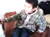 小孩子坐仰卧起坐哈哈·