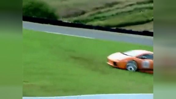 遇到闯红灯的工程车,小轿车不但被撞还被工程车上的砂石落满车身