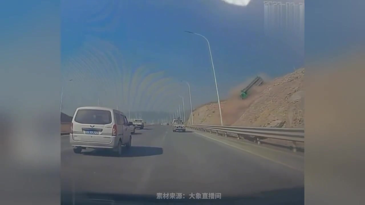 一辆翻斗车从矿山上滑下,烟尘四起,路过司机当时就报了警