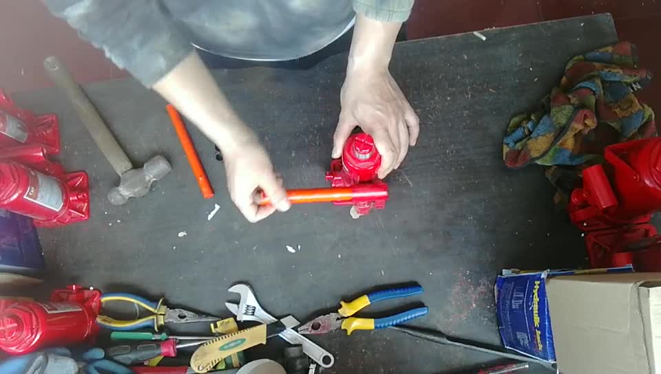 立式液压千斤顶---使用方法---和注意事项