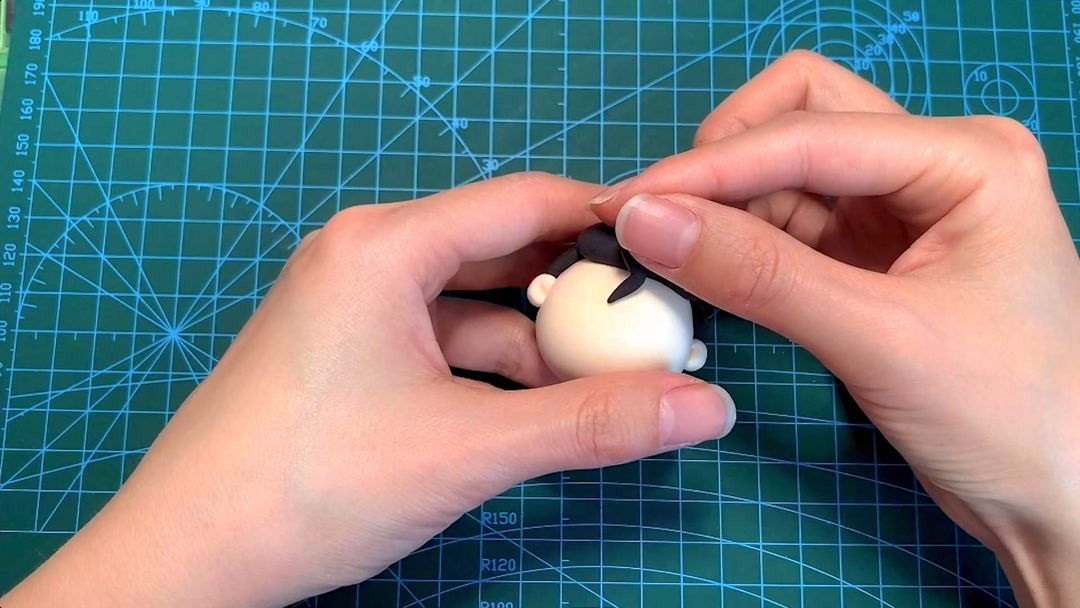 小蜜蜂手工:用橡皮泥捏出一个小超人,大家一起动手吧!