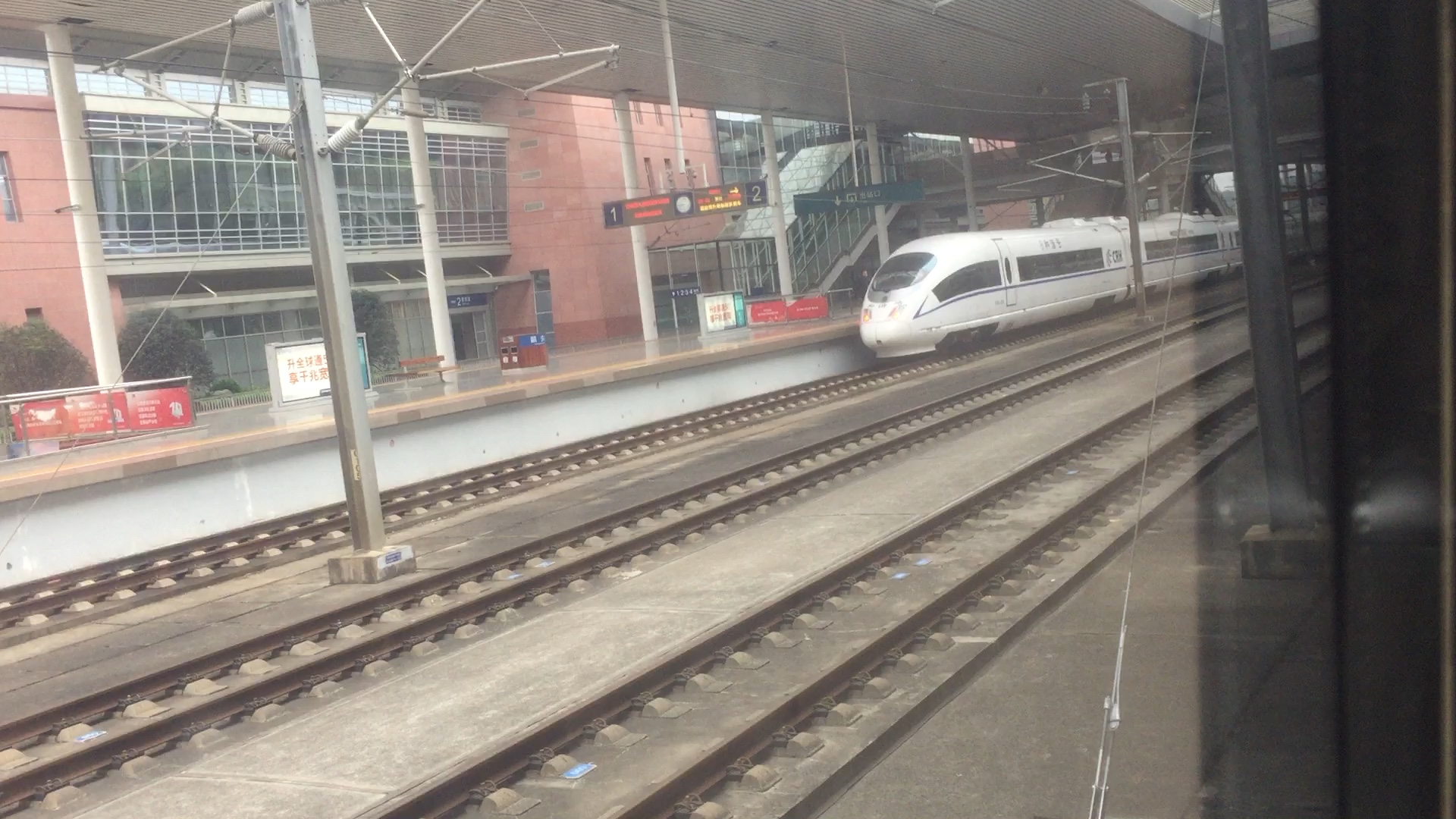 ...本务广铁长沙动车段长沙动车所CRH3C-3073进韶关站2站台停车办客