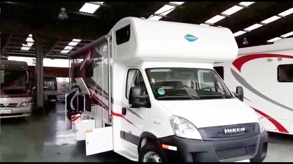 国外的依维柯C型房车,经典布局温馨家装,适合4人去浪去旅行