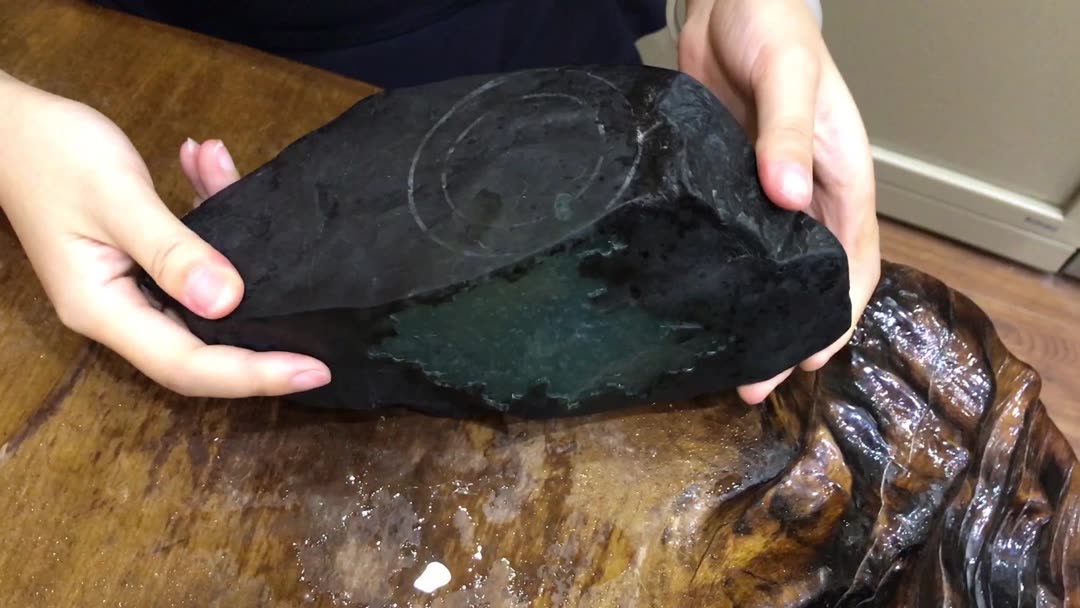 赌石视频翡翠原石技巧教学莫莫亮场口的原石开出玻璃种翡翠