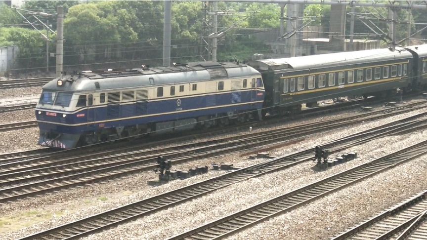 京沪线 上局DF11牵引成都开往上海的K1158次列车进南京站