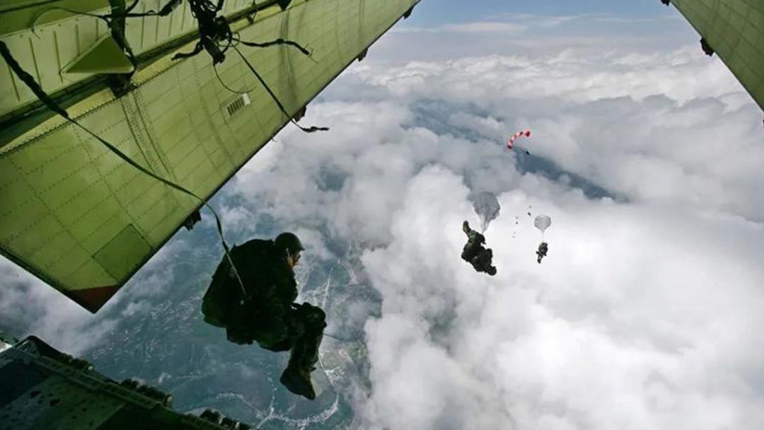 泪目!汶川地震13年前珍贵画面曝光:空降兵十五勇士的惊天一跳!