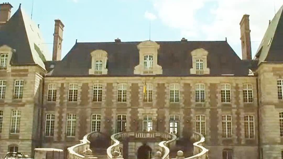 有钱人的世界我们不懂!这女人竟然住古堡!还邀请JC参观!