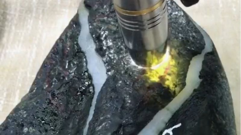 翡翠手镯太难得了,切了三块原石也没切到!