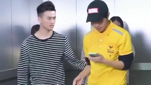 小伙子坐电梯,看到电梯开门的一瞬间,这样好的事情怎么就没轮到我