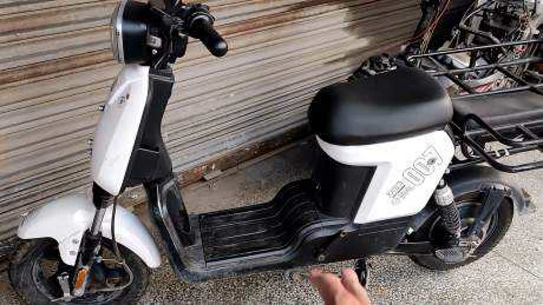 大猪蹄最近卖了几十台电动车生意太好了,既然有人连坏的车都要买