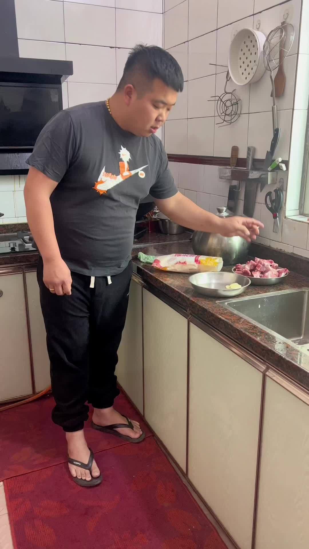 今日喺屋企煲一个土茯苓五指毛桃猪骨汤饮下先,适合一家大细、男女...