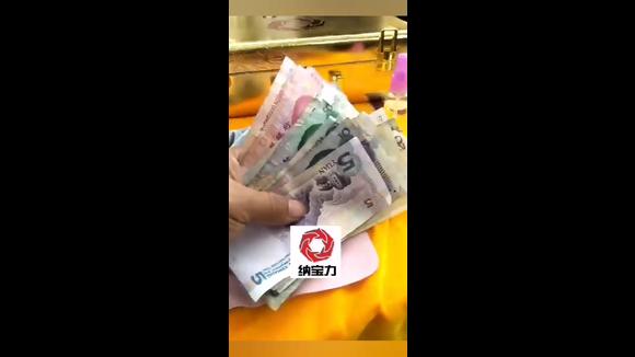 他们仅仅靠一个地摊就白手起家赚了第一桶金,厉害了!