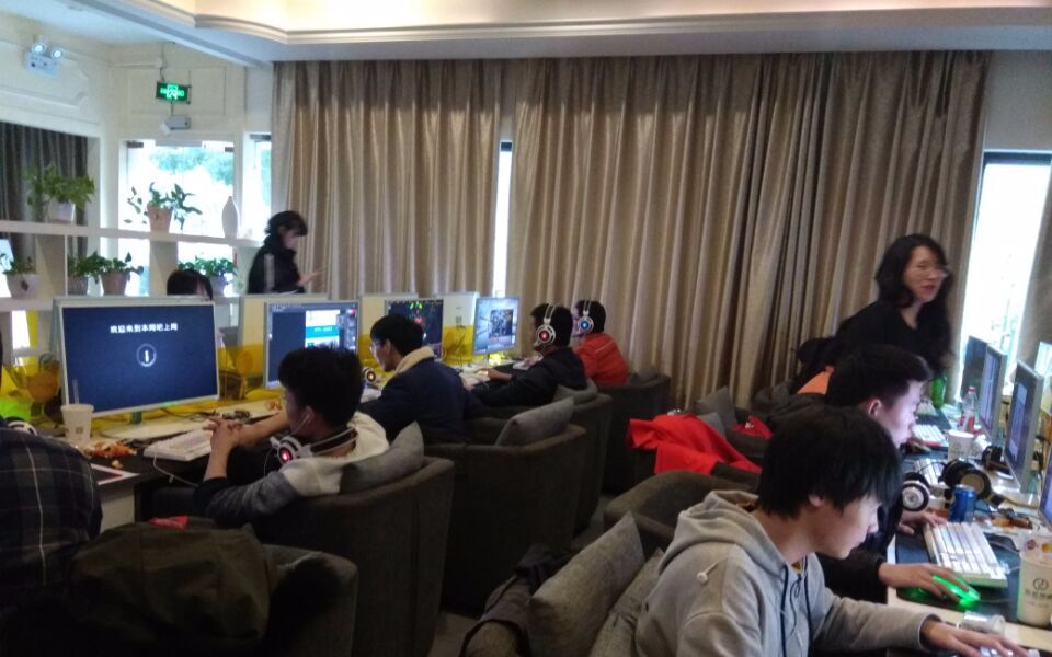 当公司整个部门到网吧办公会…