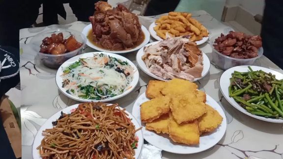 来姥姥家过新年啦,做了一桌子好吃的,苒苒和妹妹一起吃的真开心