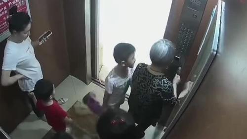 电梯事故发生那么多,有些家长还是那么大意,一定要教育熊孩子老老...