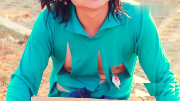 二货土豪乞丐街边乞讨,大家排队送东西