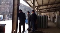 实拍工业气体公司工人师傅充装氩气、氮气、乙炔、氧气等各种高纯...