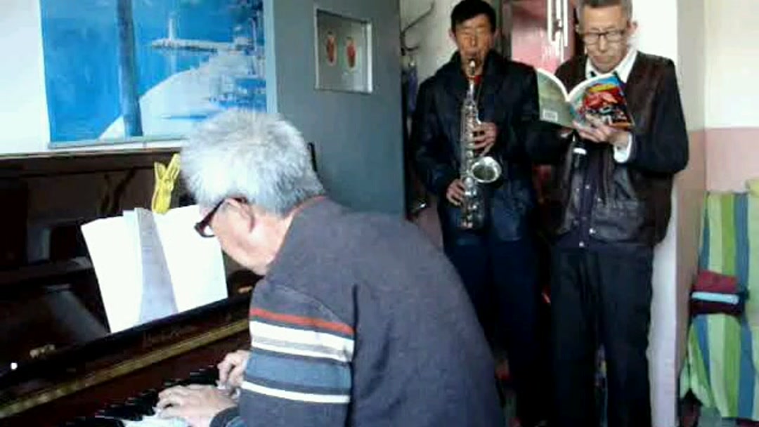 哥三用歌声忆童年:《让我们荡起双桨》,演唱:李维民,钢琴:李维成、...