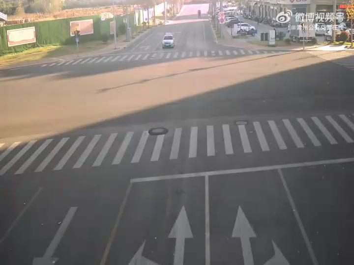 #覆车之戒##一盔一带#【路口两车猛相撞系了安全带人无恙】近日,在...