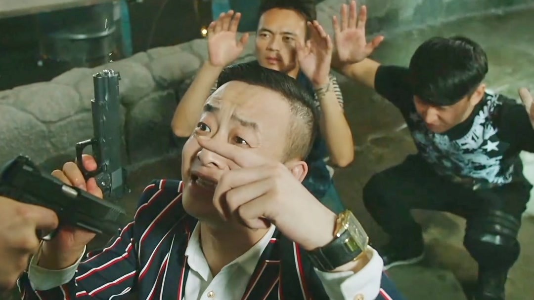 富豪手下掏出真枪,混混立马被吓的腿软