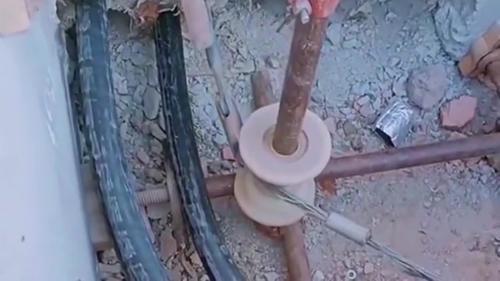 放电缆的电工太聪明了,牵引网套这样越拉越紧还不伤线,老师傅的办法...