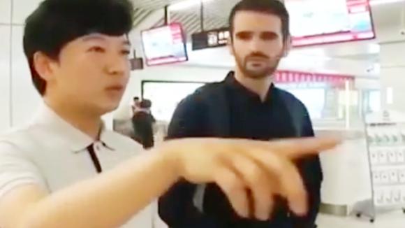 中国手机支付有多厉害?老外来中国用手机支付,回国后感到生活困难