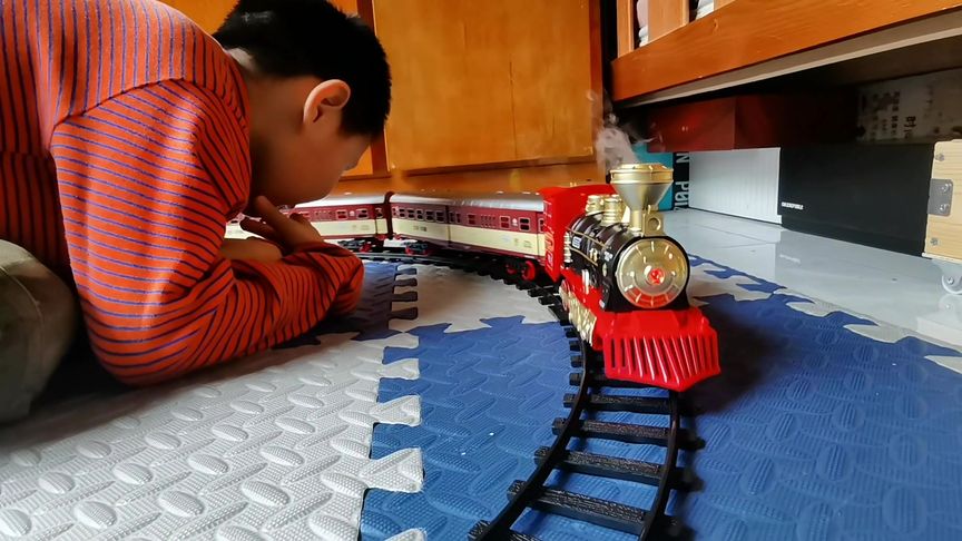 一个冒着蒸汽的蒸汽火车模型 #拼装模型 #玩啥我们都认真