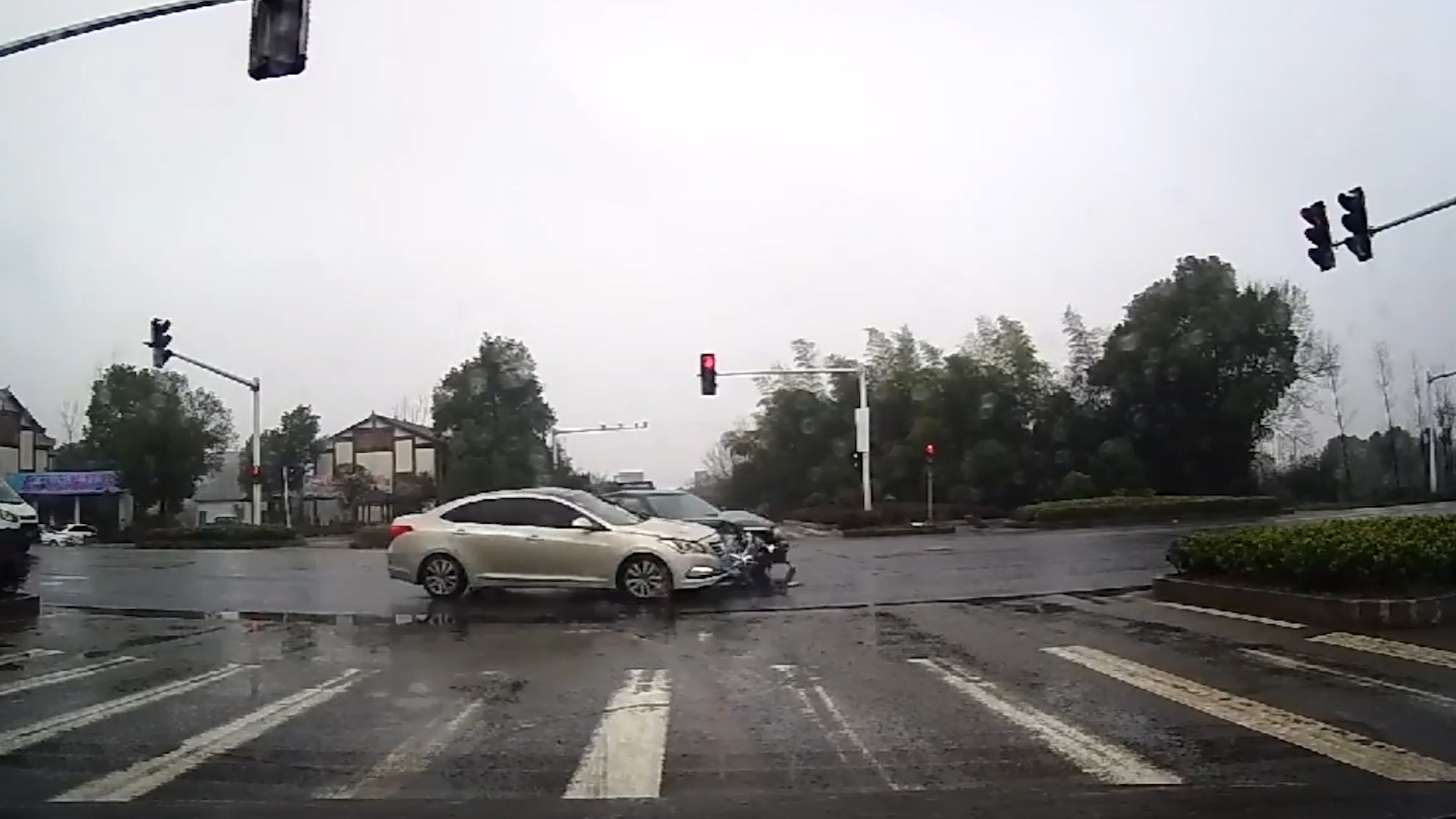 转弯让直行,这个交通事故责任很明确了