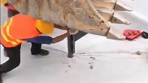 头一次见到这种操作,大爷扶着铁棍用瓦头砸向地面,看得我心惊胆战的!