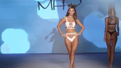 身材好就是有自信,模特走路姿势太妖娆,真美啊