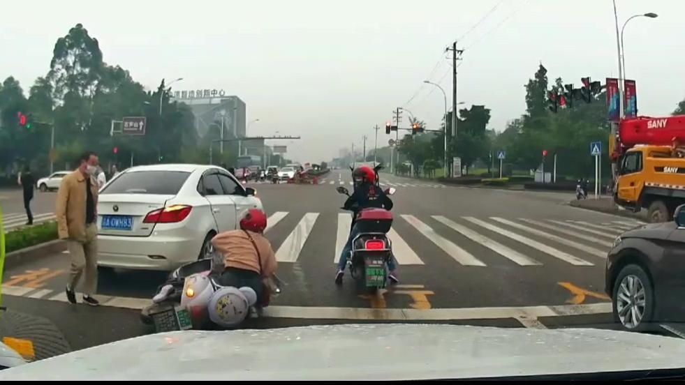 行车记录仪:现在怎么开车都有,等红绿灯还倒车的