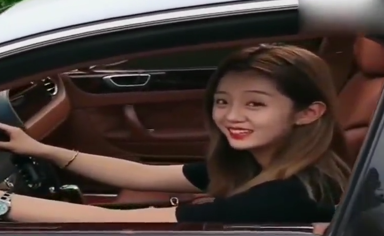 小姐姐给宾利改了电动门,不料是自动门