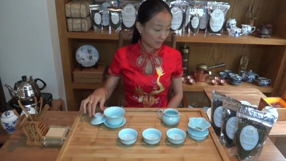 用盖碗泡功夫茶演示,美女3分钟教会你泡茶