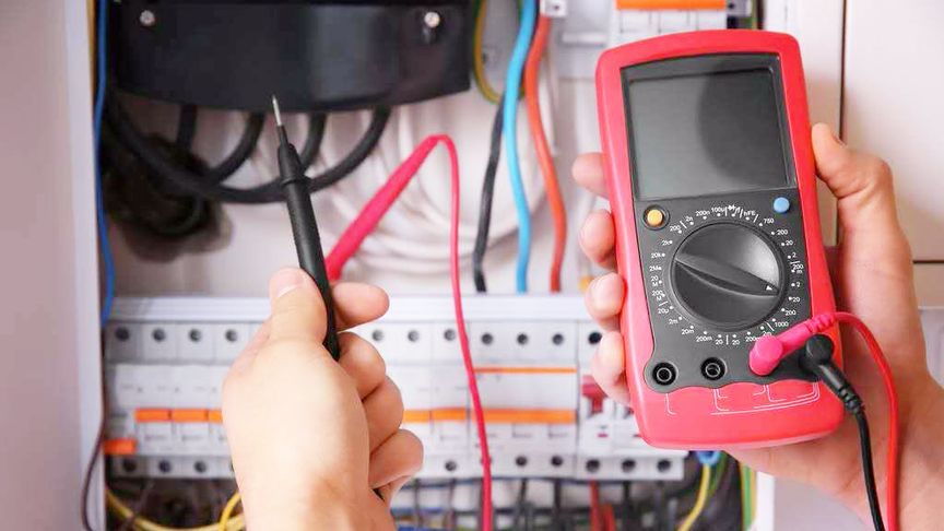 电线漏电了,学徒电工半天都查不出漏电原因,老电工一招就解决了