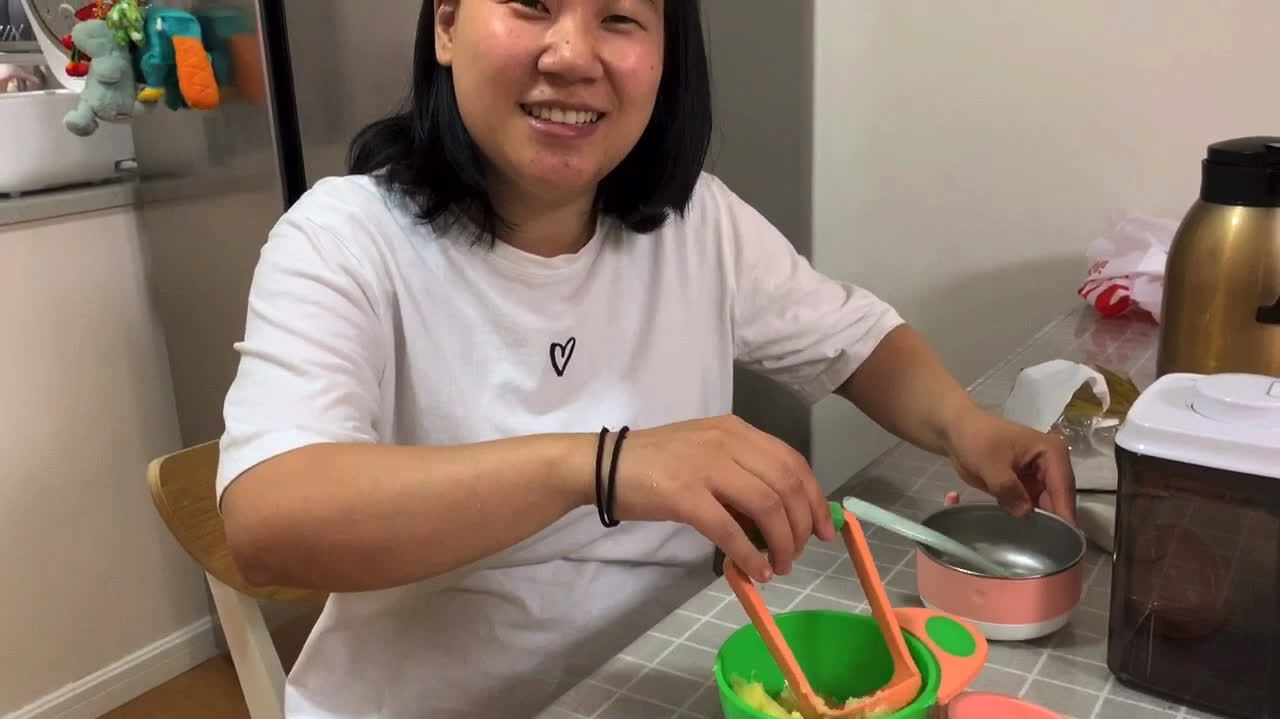 六个月了,给宝宝加辅食做起来不难,喂起来好难