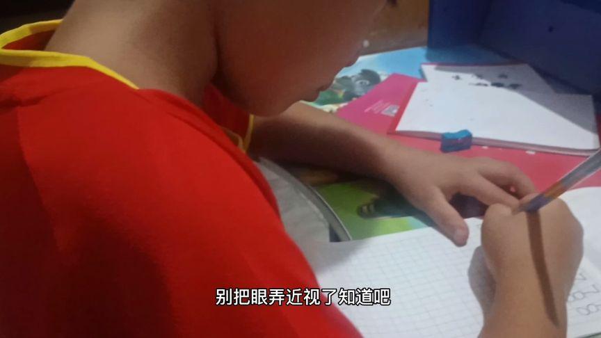 孩子认真写作业,要让他养成正确的坐姿和握笔姿势,其他的慢慢来
