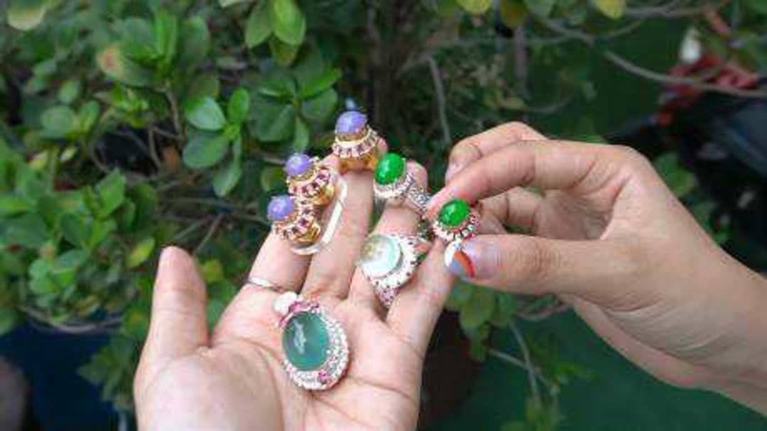 花千万从缅商手里谈下翡翠戒面,形状却都不一样,为什么?