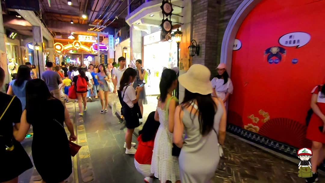 实拍广州"夜上海"商业街,人气火爆,深受年轻人欢迎