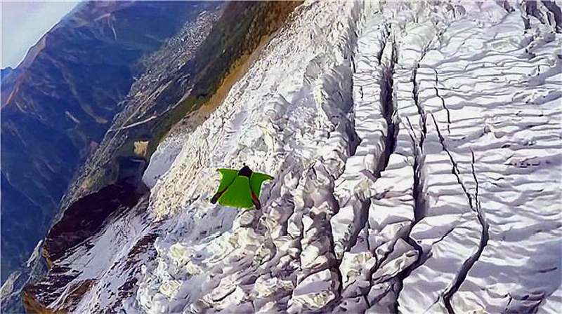 我看着就腿软的极限运动:排队跳崖,他们像蝙蝠一样飞走了