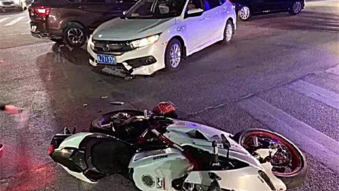 思域不慎撂倒神秘摩托车, 看完维修单抓狂: 整台车都赔进去了!