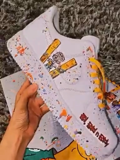 我所有的鞋子都是我手绘的。工具:1鞋子(