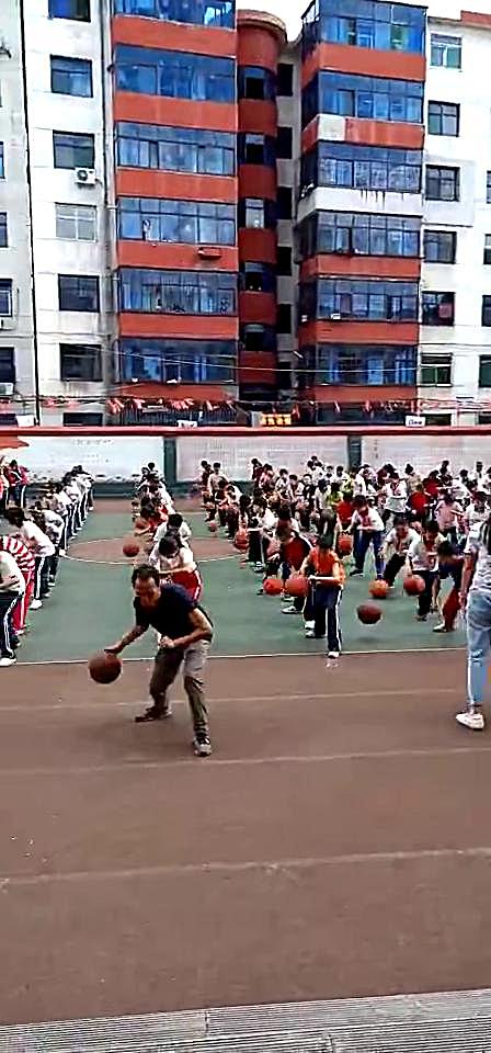 要开市运会了,我带同学们一起做篮球操…